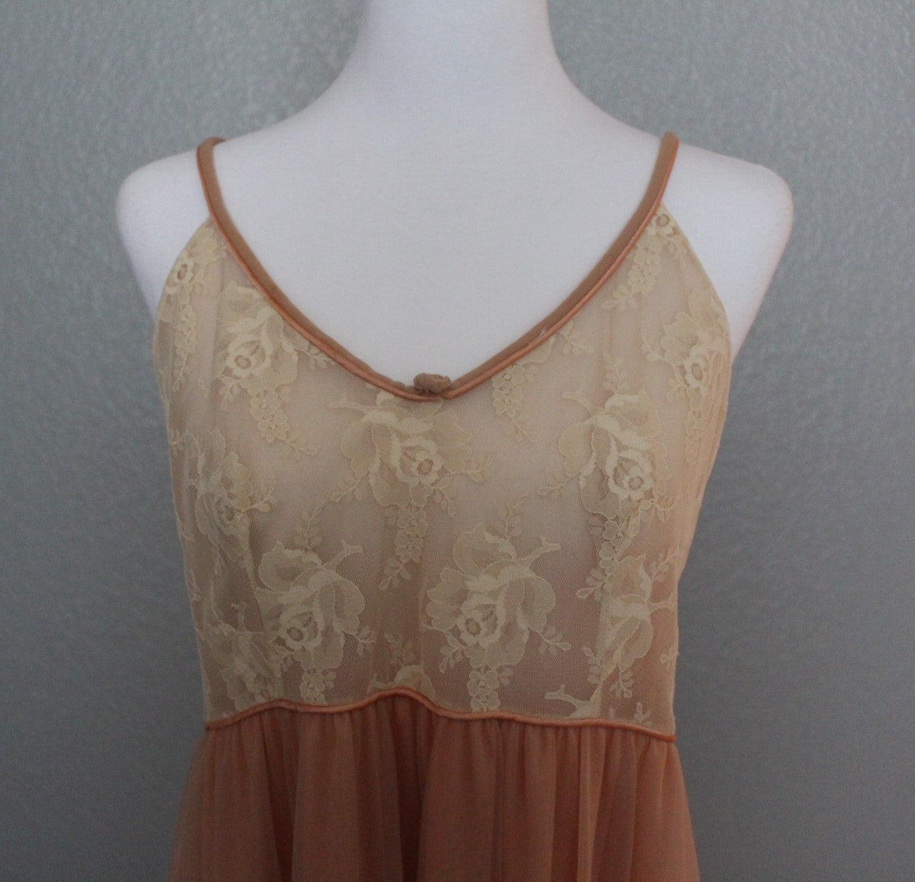 Sleevelesss Light Peach Nightgown and Robe – Vintage Vybes